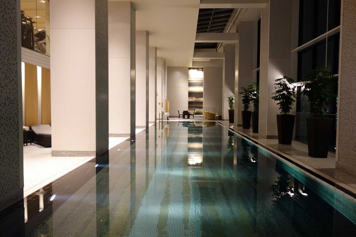 Conrad Tokyo:The Urban Resort Pool Illuminated by Office Buildings ...
