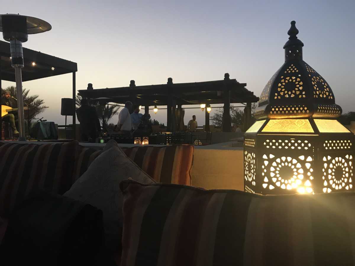 Al Sarab Rooftop Lounge:砂漠の中にポツン - TRIPROUD