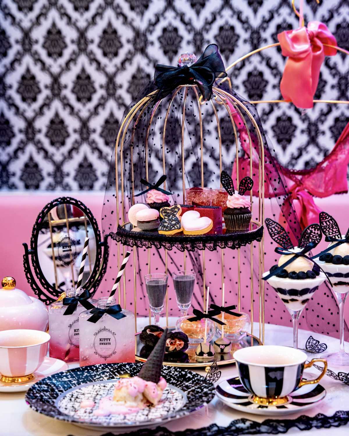Kitty Sweetsの口コミ | ブラック×ピンクの妖艶えちかわ店内でいただく秋のアフタヌーンティー - TRIPROUD