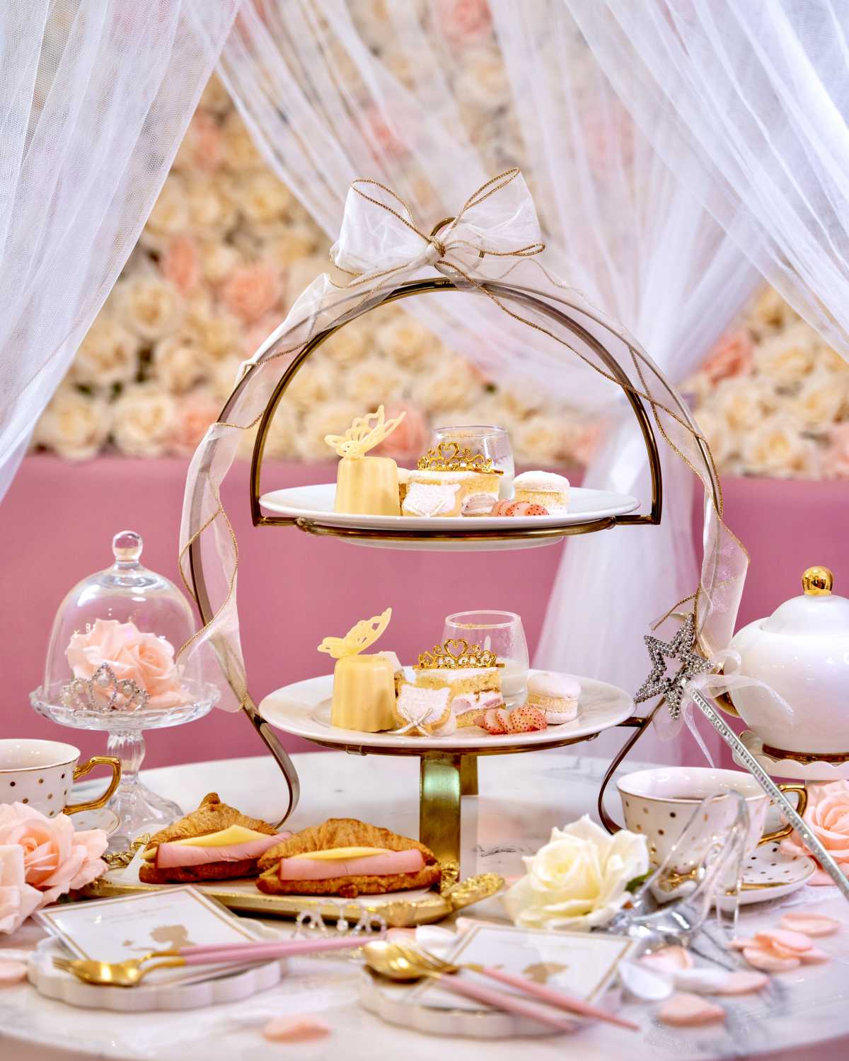 Kitty Sweets:天蓋つきのテーブルに白いスイーツ🍰かわいいがつまったアフタヌーンティー - TRIPROUD