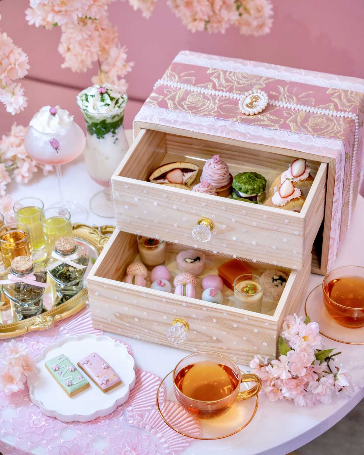 Kitty Sweets:選べるボックスとお茶飲み比べが嬉しい、桜着物アフタヌーンティー - TRIPROUD