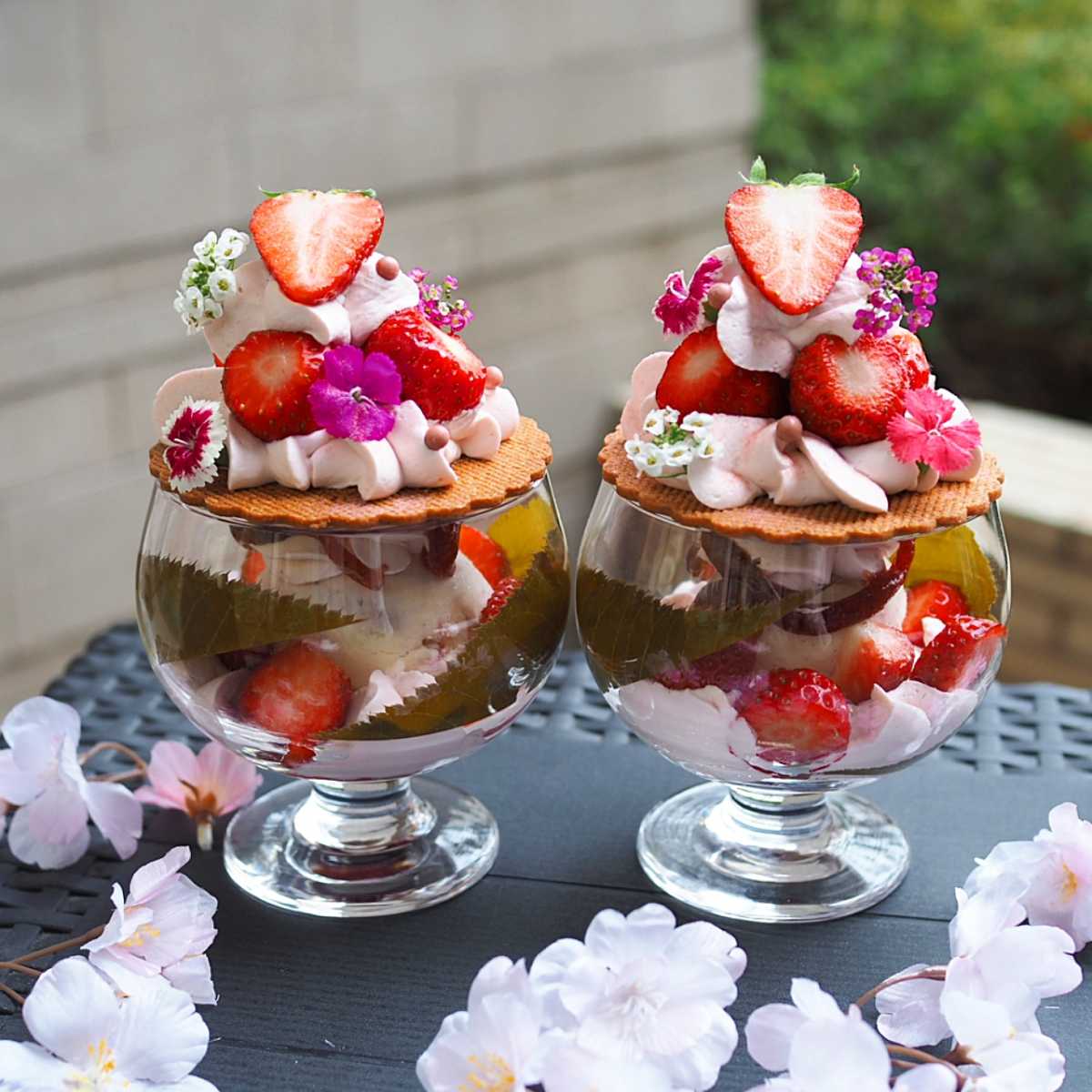 Parlor_hana bySNの口コミ | 桜と苺の春爛漫パフェ - TRIPROUD