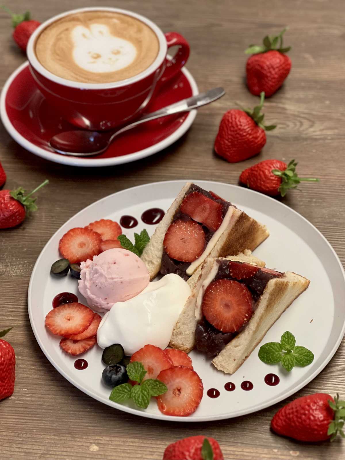 CAFE BEATO:あまおう使用の絶品いちごあんバターサンド🍞🍓 - TRIPROUD