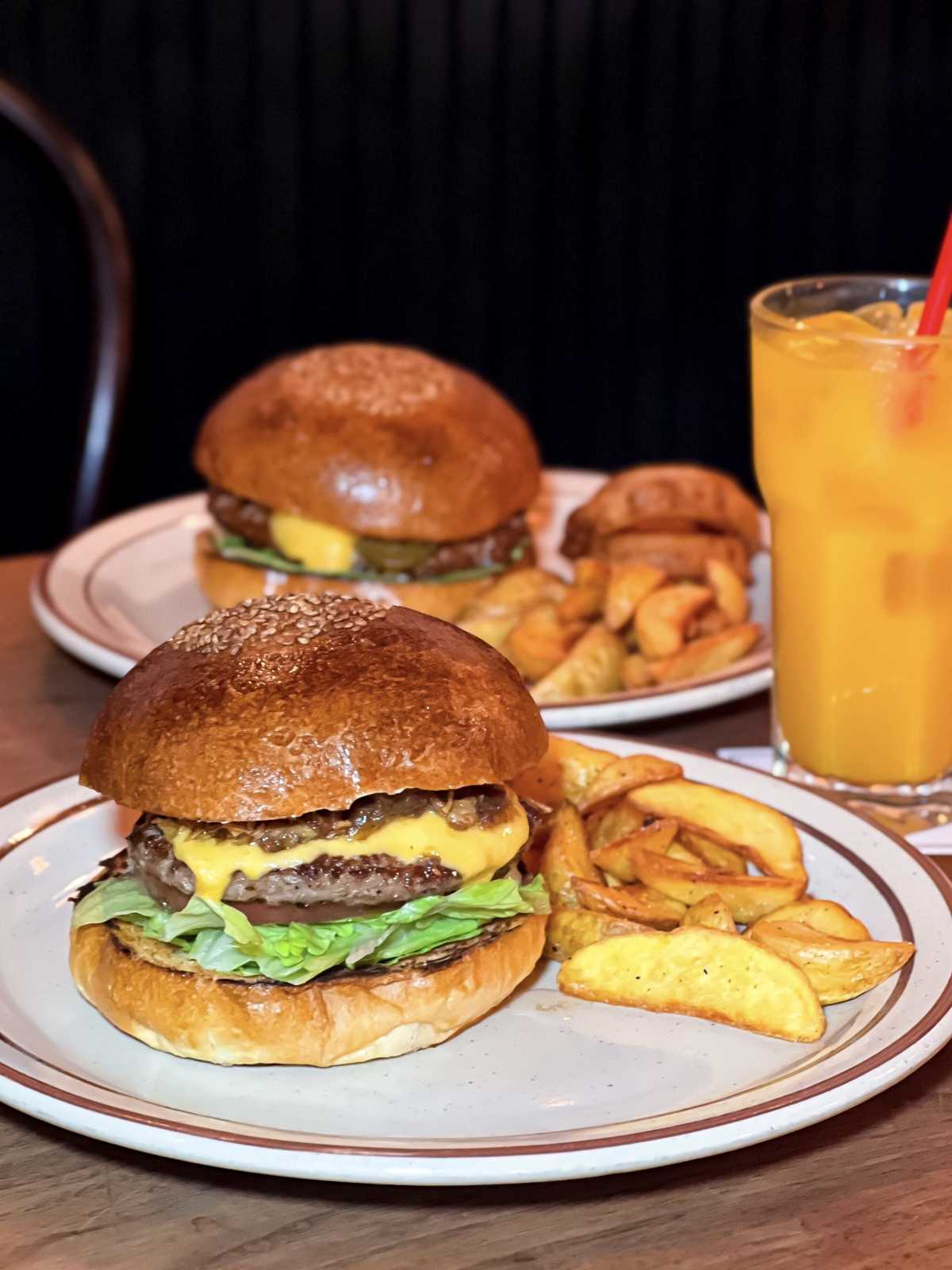 CRITTERS BURGERの口コミ | 月替わりのハンバーガー！5月はベーコンと玉ねぎの激うまバーガー - TRIPROUD