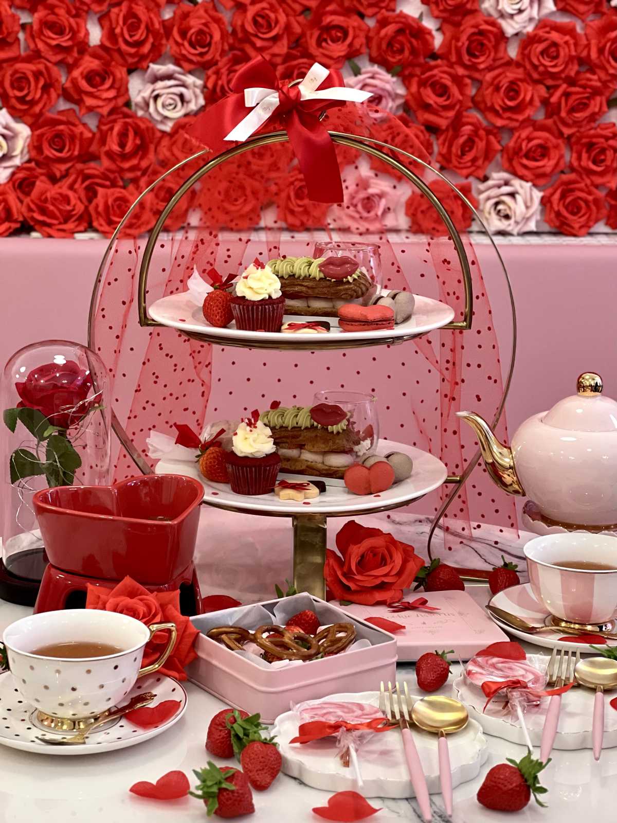 Kitty Sweets:3月までバレンタイン気分 ️ 赤いバラに囲まれていただくアフタヌーンティー🌹 - TRIPROUD