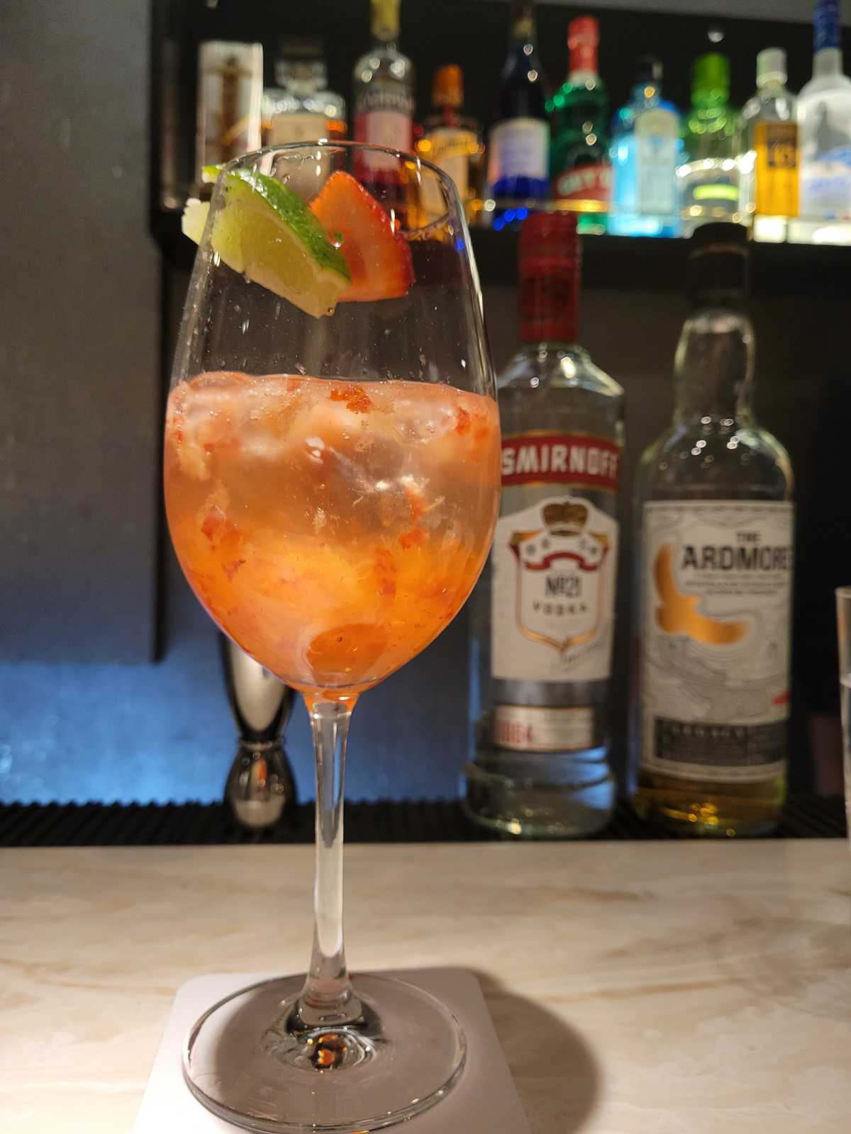 Blood Moon Barの口コミ | 新橋駅近の坦々麺屋の2階はなんとオシャレな隠れ家的Bar🍸フードメニューが独特 - TRIPROUD